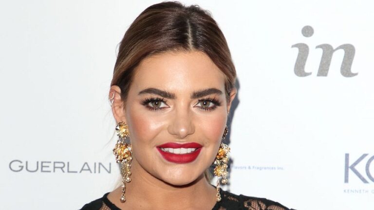 15 TOP OnlyFans Earners in 2023 (And How Much Do They Make?)